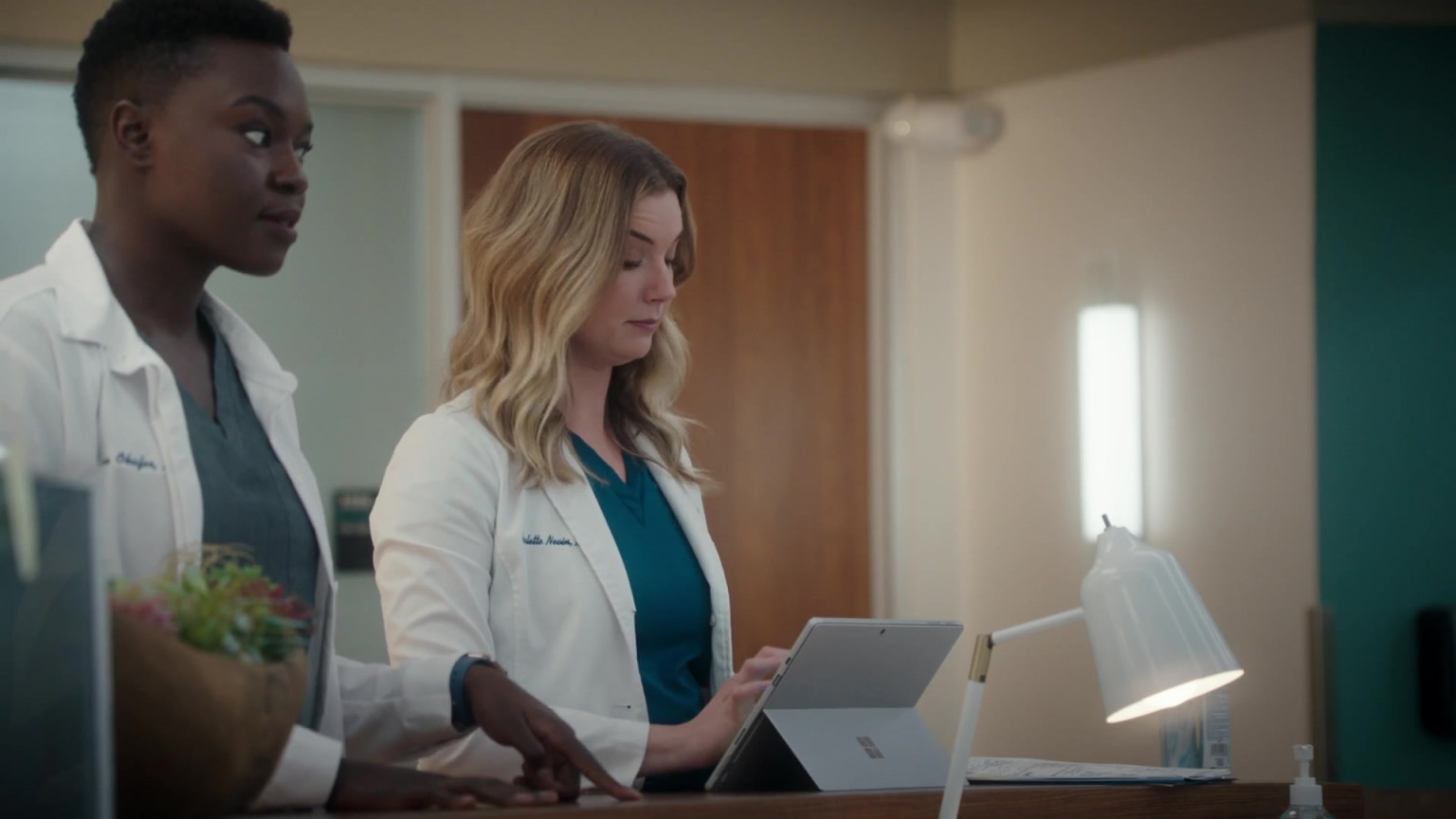 Microsoft Surface Tablet Used By Emily VanCamp As Nicolette 'Nic' Nevin ...