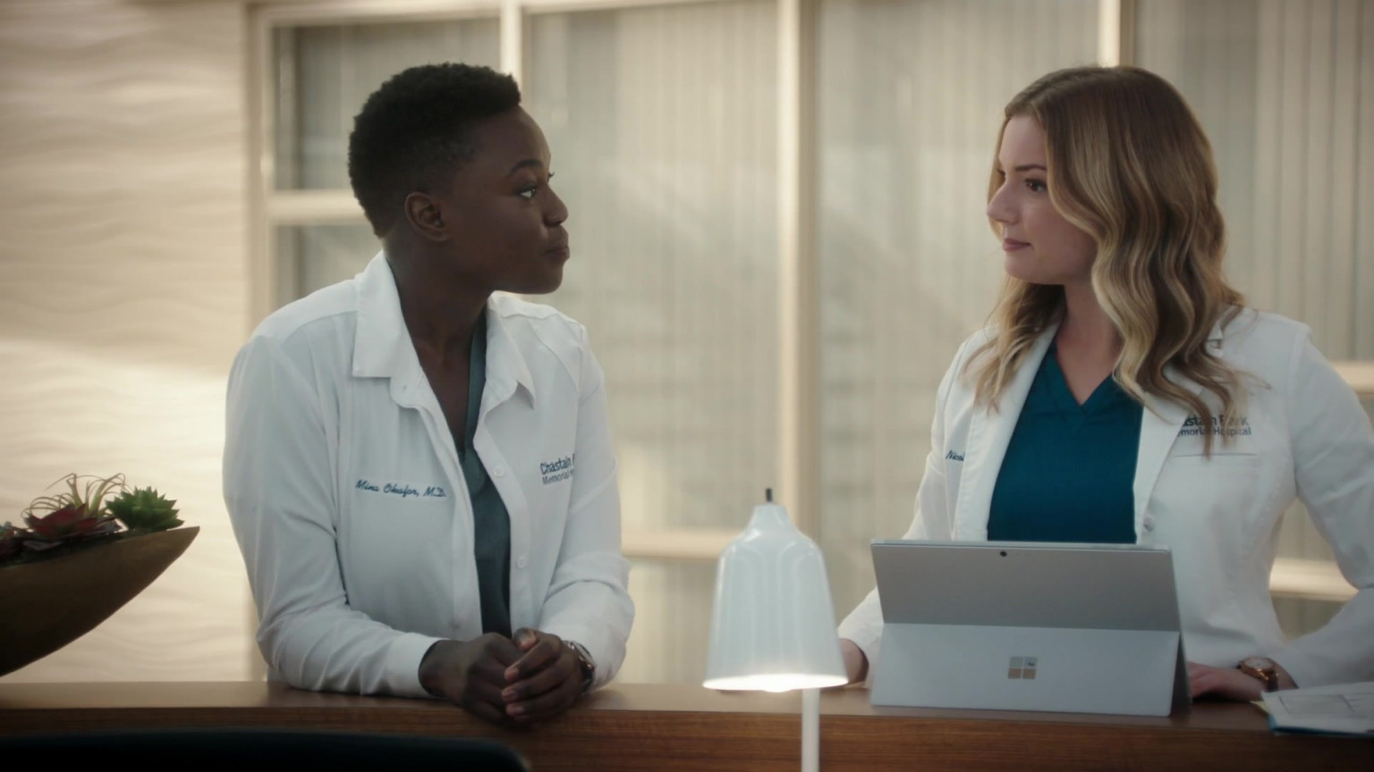 Microsoft Surface Tablet Used By Emily VanCamp As Nicolette 'Nic' Nevin ...