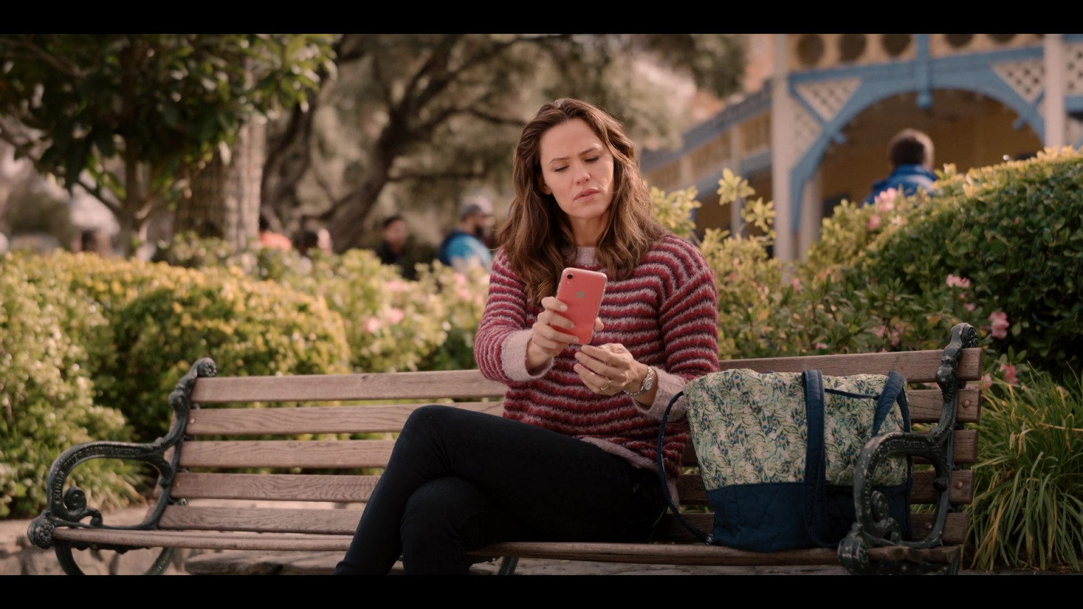 Apple IPhone Smartphone Held By Jennifer Garner As Allison Torres In ...