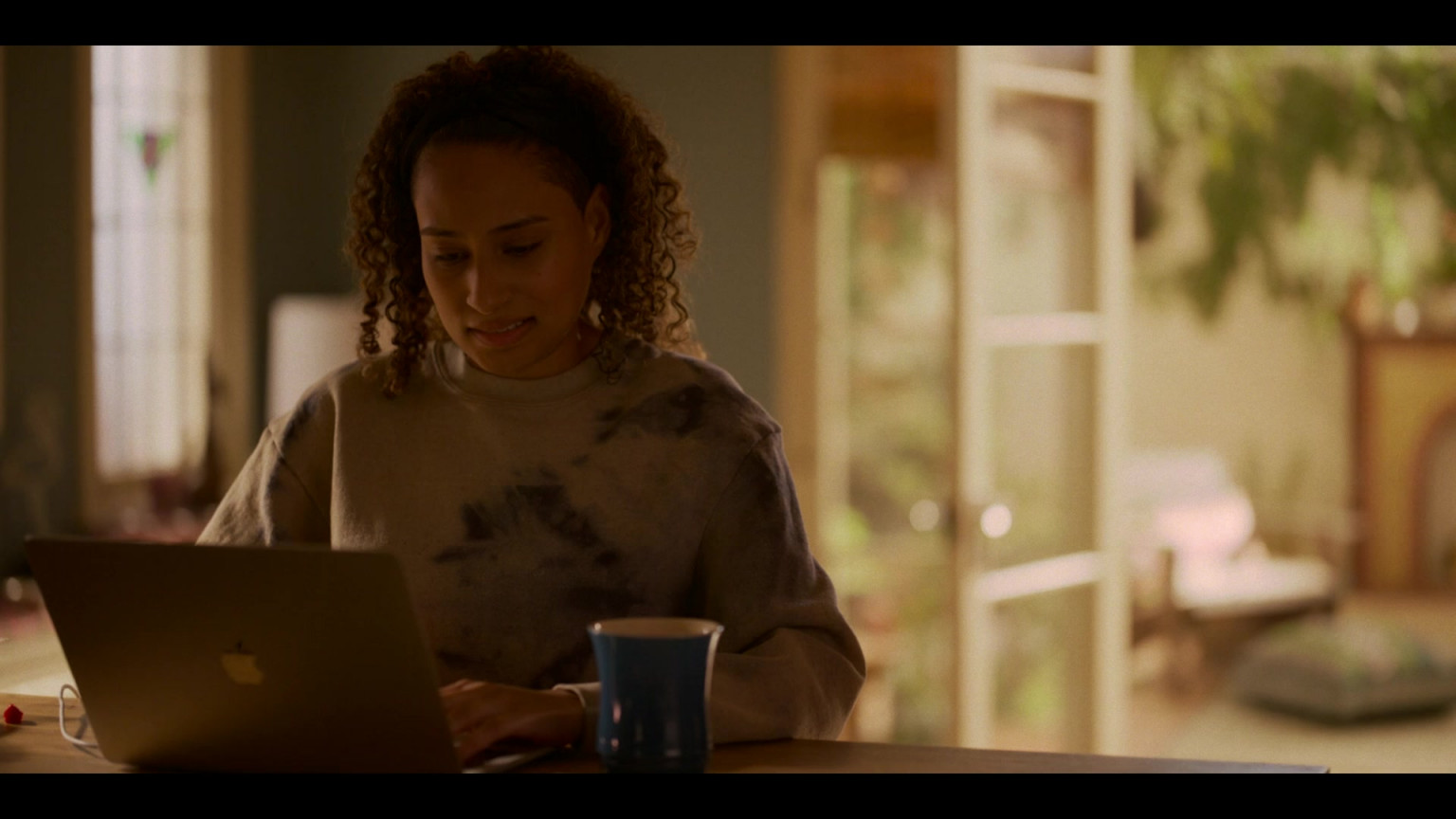 Apple Macbook Laptop Used By Rosanny Zayas As Sophie Suarez In The L Word Generation Q S02e04