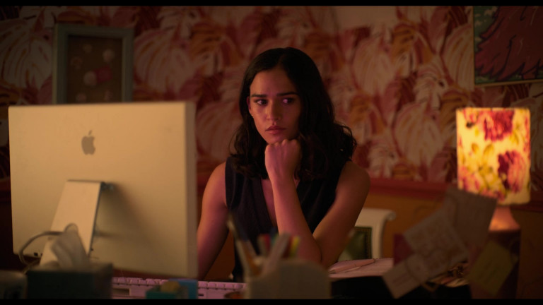 Apple Computer Monitor Used By Emma Pasarow As Auden In Along For The Ride 2022 apple-computer-monitor-used-by-emma-pasarow-as-auden-in-along-for-the-ride-2022