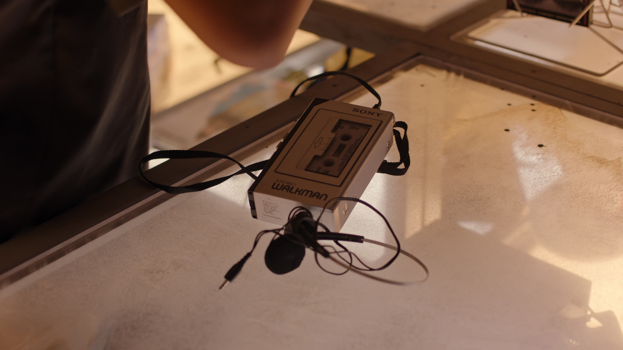 Sony Walkman Portable Cassette Player In The Last Of Us S01E07 "Left ...